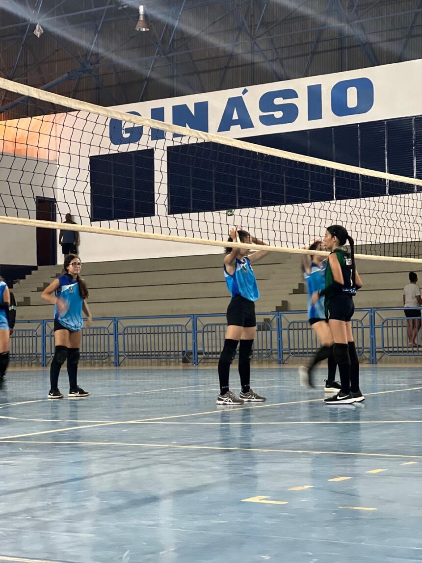 Copa Cruzeiro de Vôlei está sendo disputada no ginásio da cidade ...